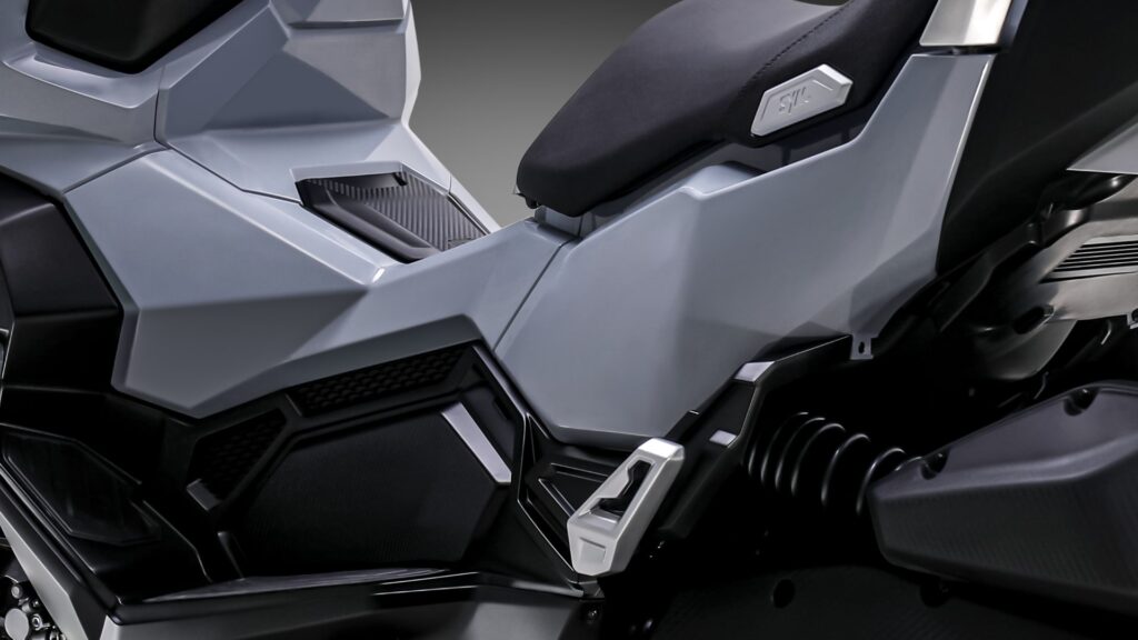 بررسی موتورسیکلت SYM ADV 175؛ ترکیبی از ایمنی، زیبایی و هیجان! - وبلاگ کارنامه